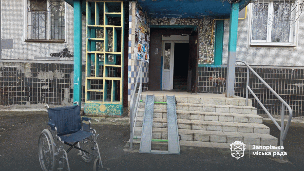 У Запоріжжі громада, влада та волонтери встановили пандус для чоловіка ...